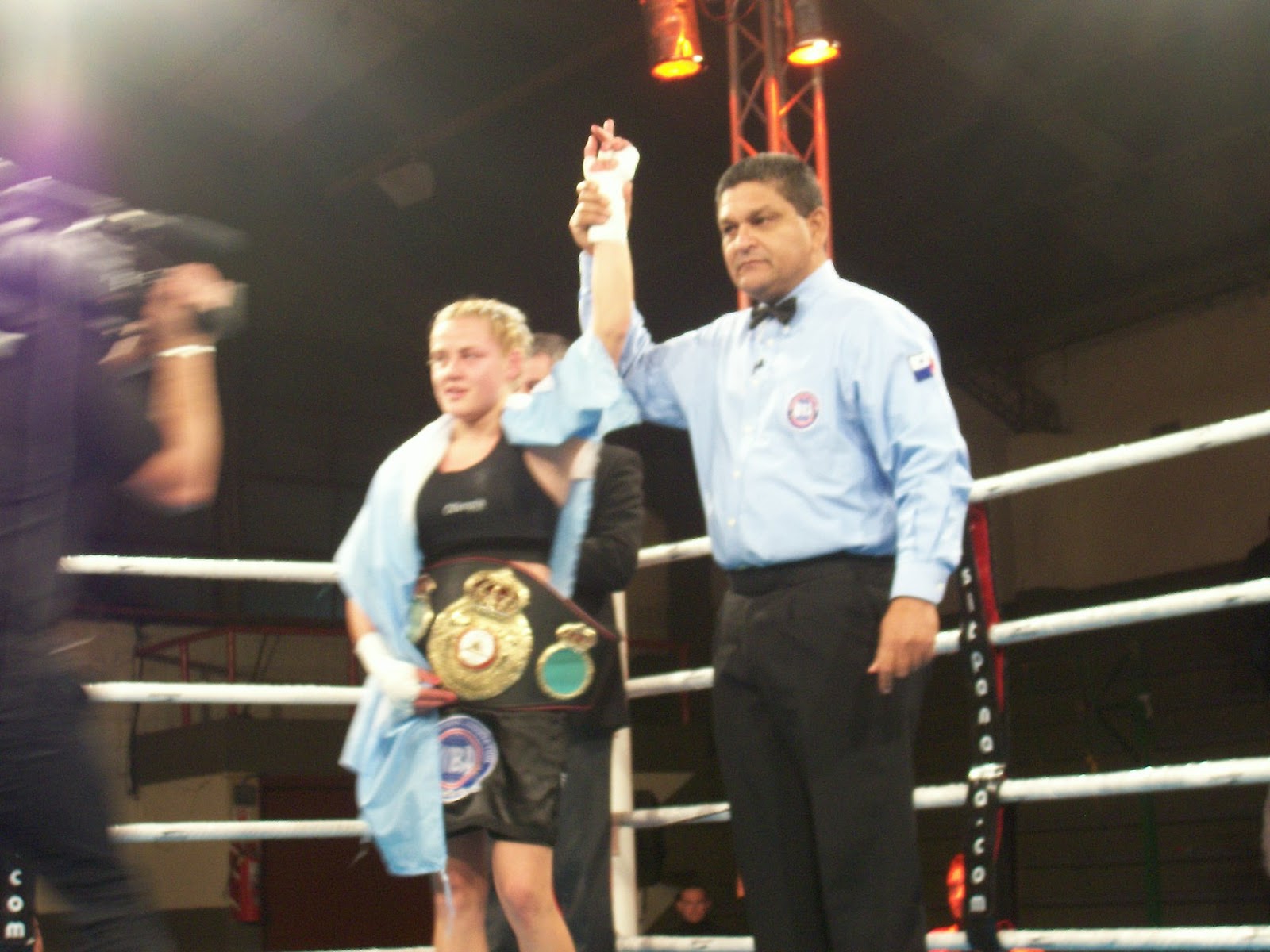 BOXEO PLANETA: DANIELA BERMÚDEZ RETUVO SU CORONA